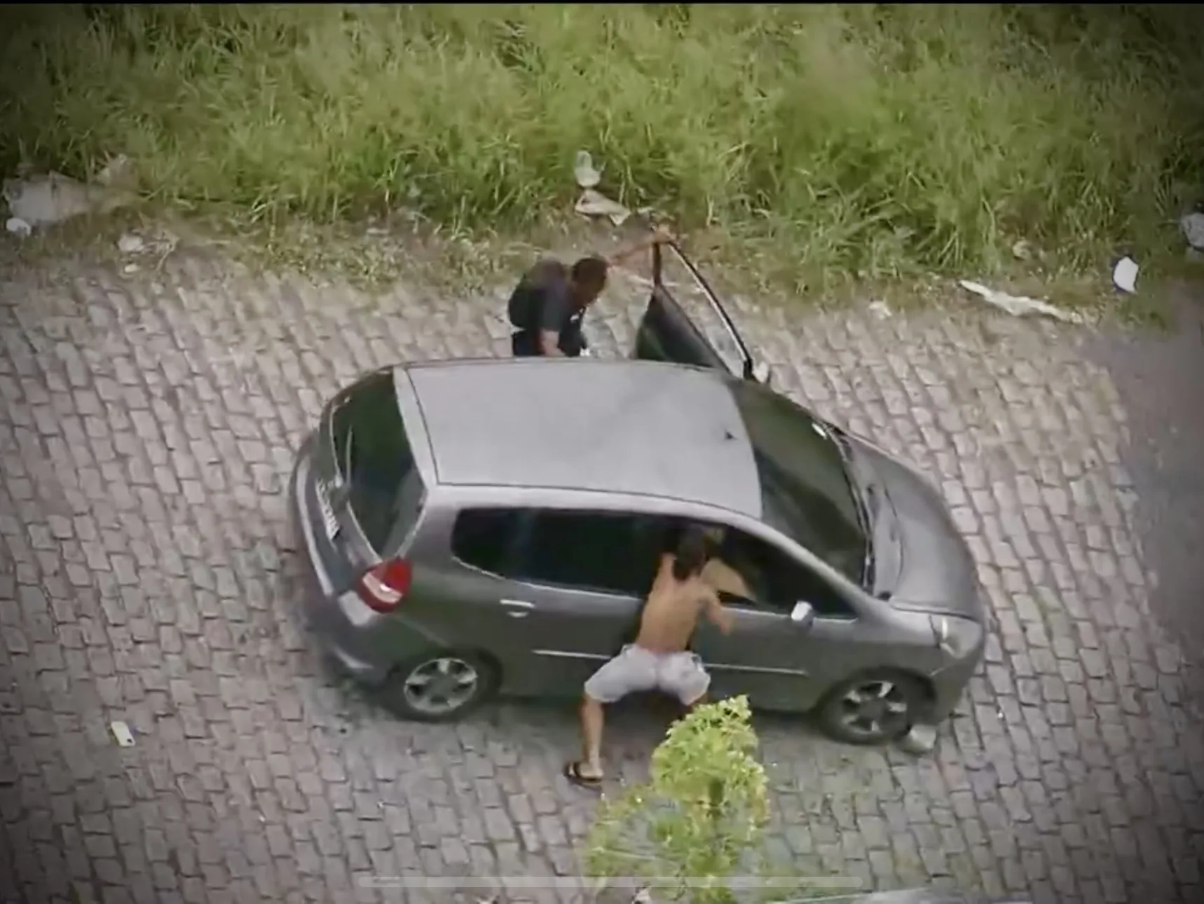 Carro desgovernado é solto em ladeira no Rio - Informe do Estado